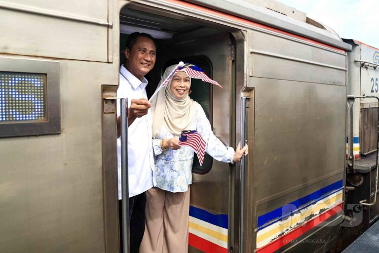 SETIAUSAHA KERAJAAN JOHOR NAIK KERETA API SEMARAK JIWA MERDEKA - MEDIA ...